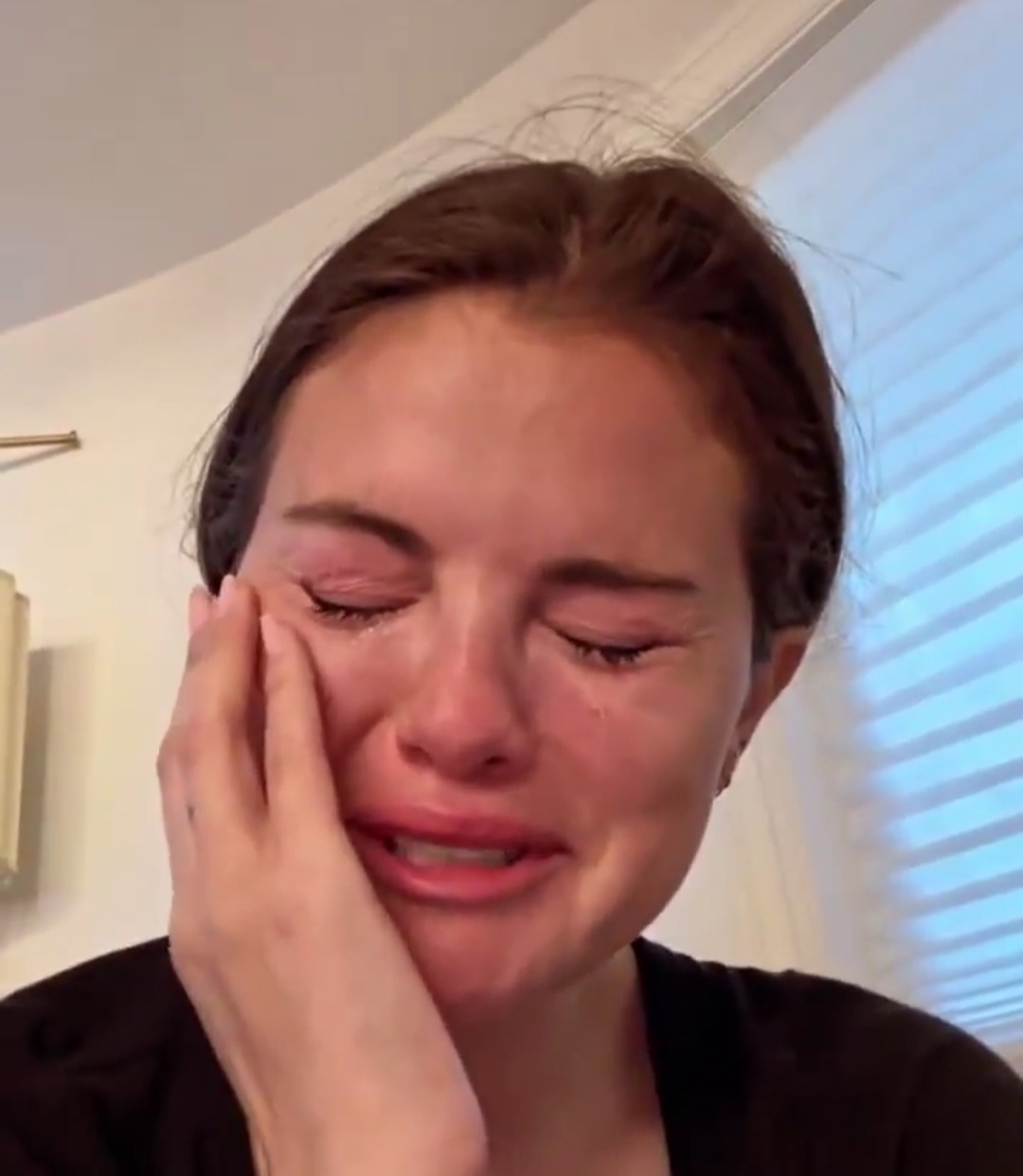 She is Mental Unstable: Selena Gomez’s Emotional Crying Video on ...